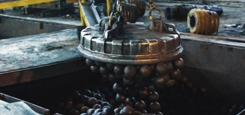 Measurement the bulk weight of 90mm steel grinding balls produced by ...